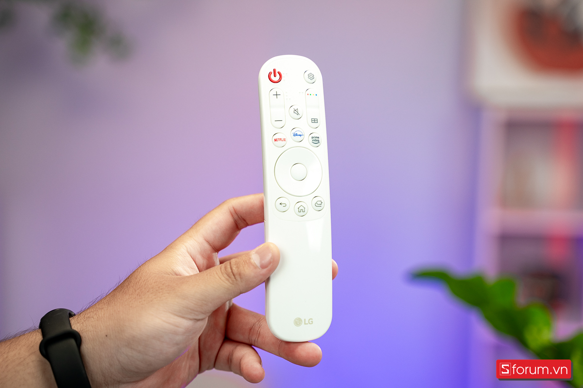 Trên tay máy chiếu LG CineBeam Qube 4K